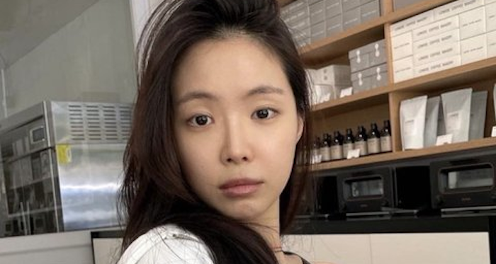 Son Naeun gözlerine bir şey mi yaptırdı?