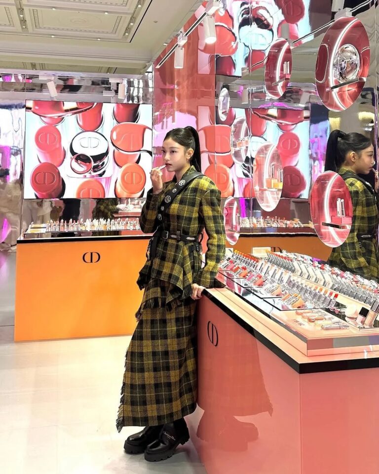 Dior Lip Glow Pop-up'ta Kim Yuna ve NewJeans Haerin'in İkili Fotoğrafı