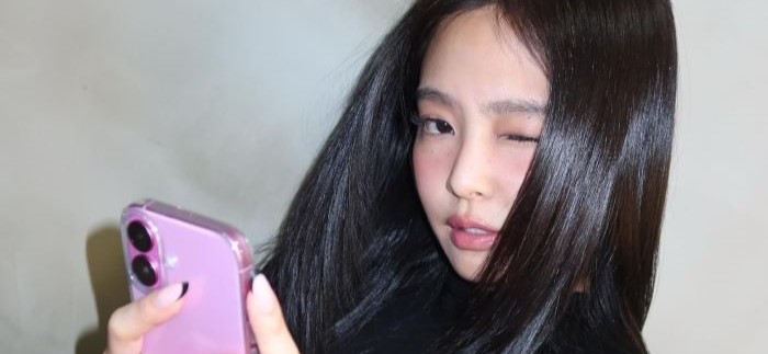 Jennie, Yeni iPhone 16 İle Şık Görünüyor