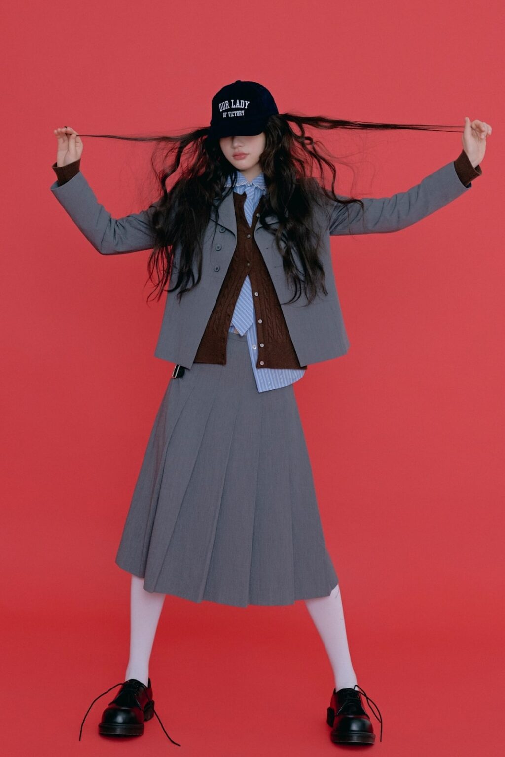 ILLIT, 'Bomb' konsept fotoğraflarında preppy tarzıyla göz kamaştırıyor