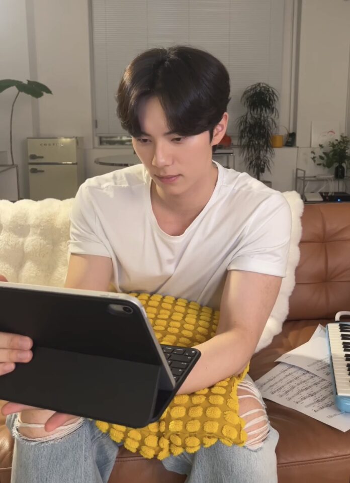 Lee Chaemin, 'Bon Appétit, Your Majesty' final bölümündeki kendi öpüşme sahnesini izlerken utanıyor