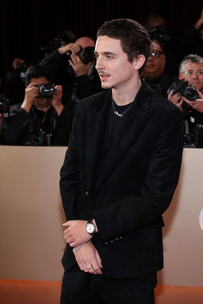 Timothée Chalamet’in Golden Globe görünümü netizenleri rahatsız etti